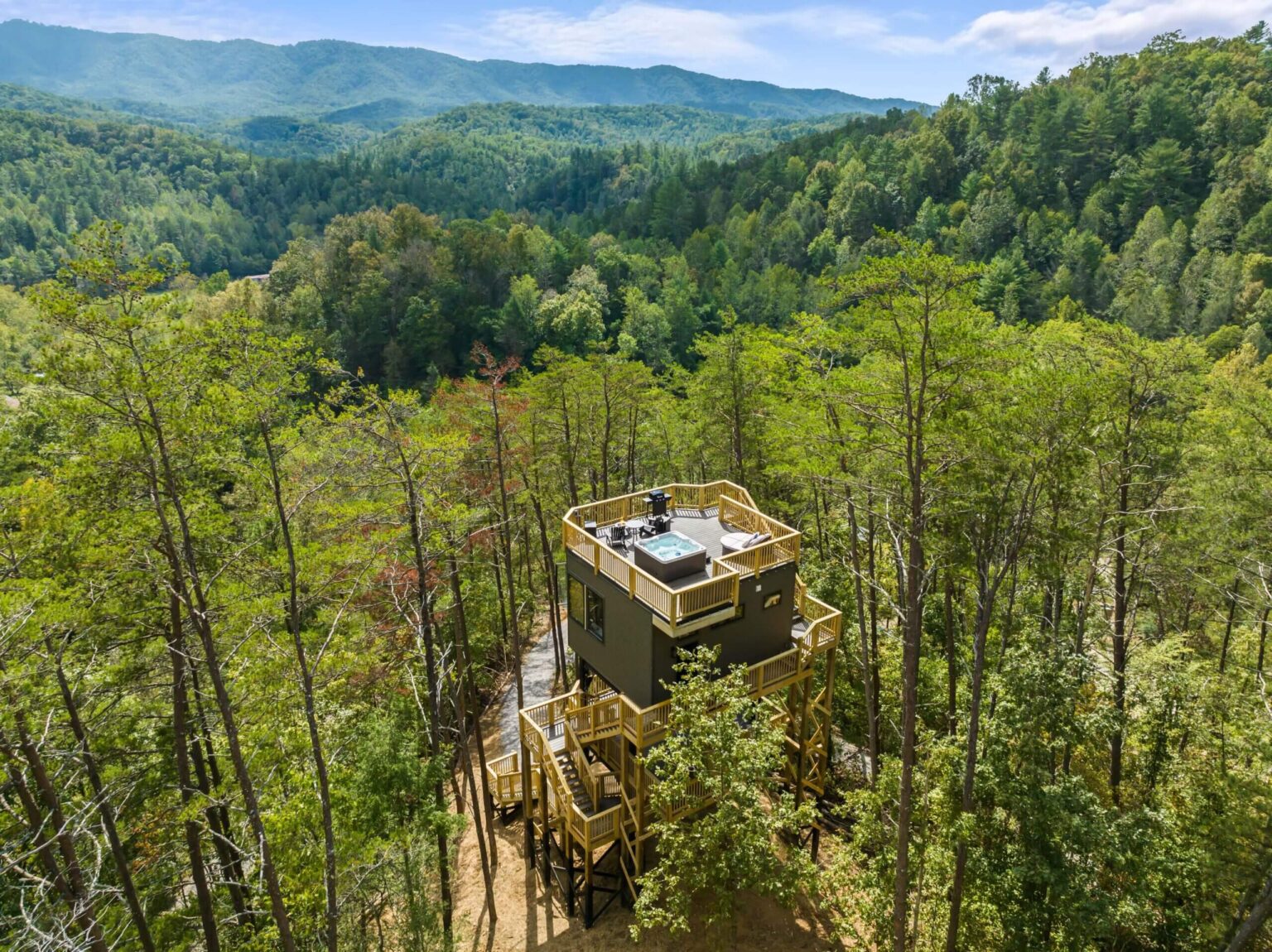 Romantic Stargazing Retreat: Luxury Treehouses & Mirror Houses in Tennessee